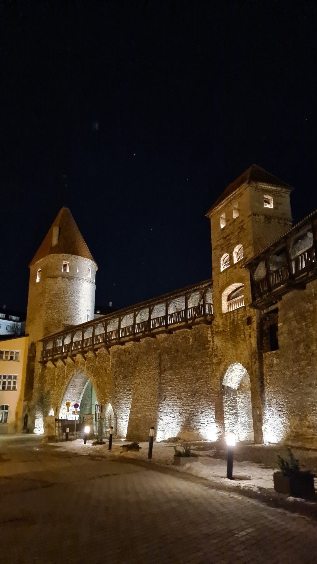 Happy Days Travel ghost tour in Tallinn's Old Town